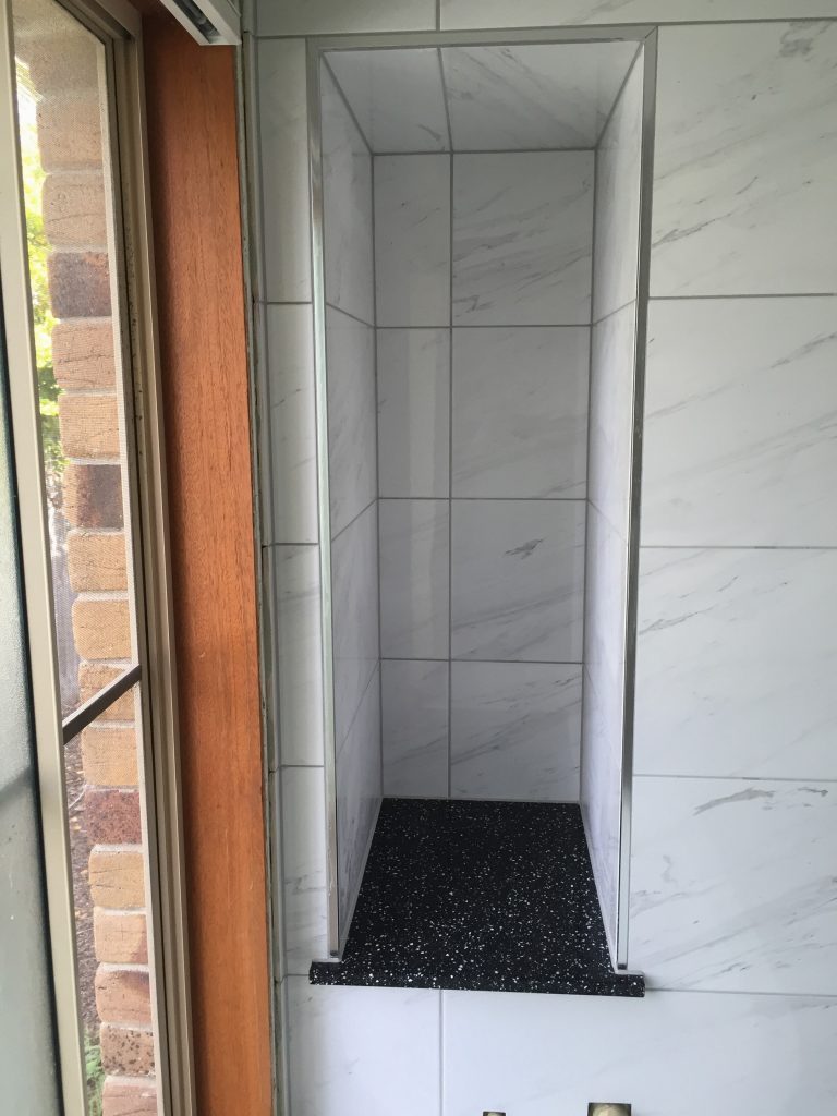 Bathroom with Inset Shelf – Heazlewood Tiling and Cladding
